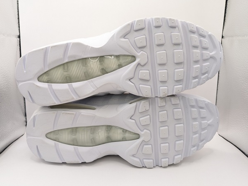【やや傷や汚れあり】室内のみ使用 NIKE ナイキ エアマックス95エッセンシャル CT1268-100 トリプルホワイト 27.0cm ...